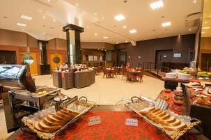 Café da manhã com buffet grátis todos os dias