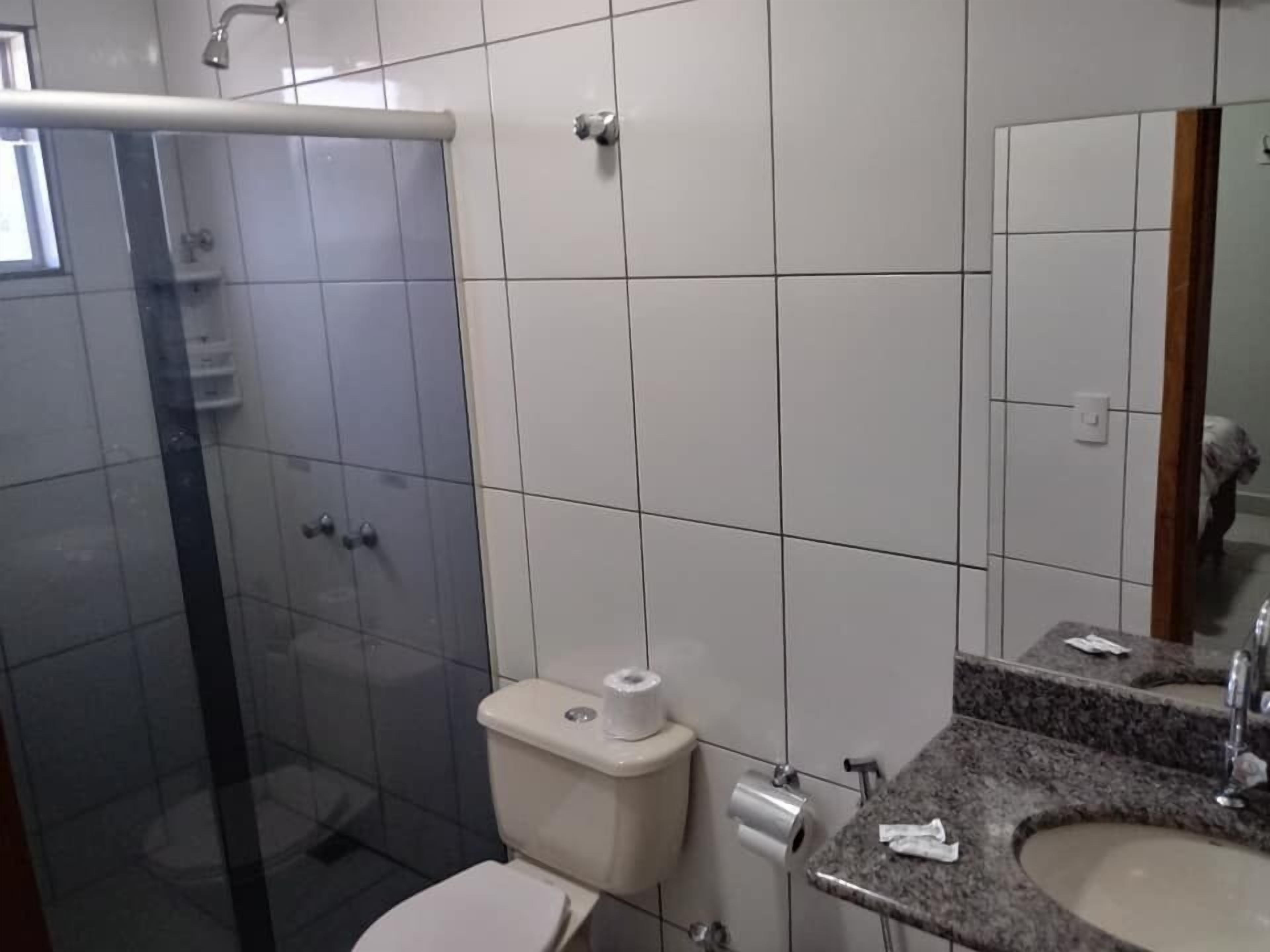 Chuveiro, chuveiro com efeito de chuva, produtos de toalete grátis 