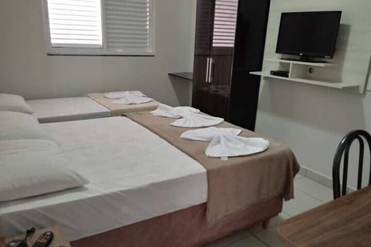 Quarto casal conforto | Ferros/tábuas de passar roupa, Wi-Fi de cortesia, roupa de cama