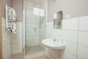 Quarto casal ou duplo standard, vista para o pátio | Banheiro | Chuveiro, produtos de toalete grátis, secador de cabelo, chinelos