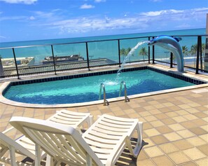 Piscina externa, piscina no terraço, espreguiçadeiras