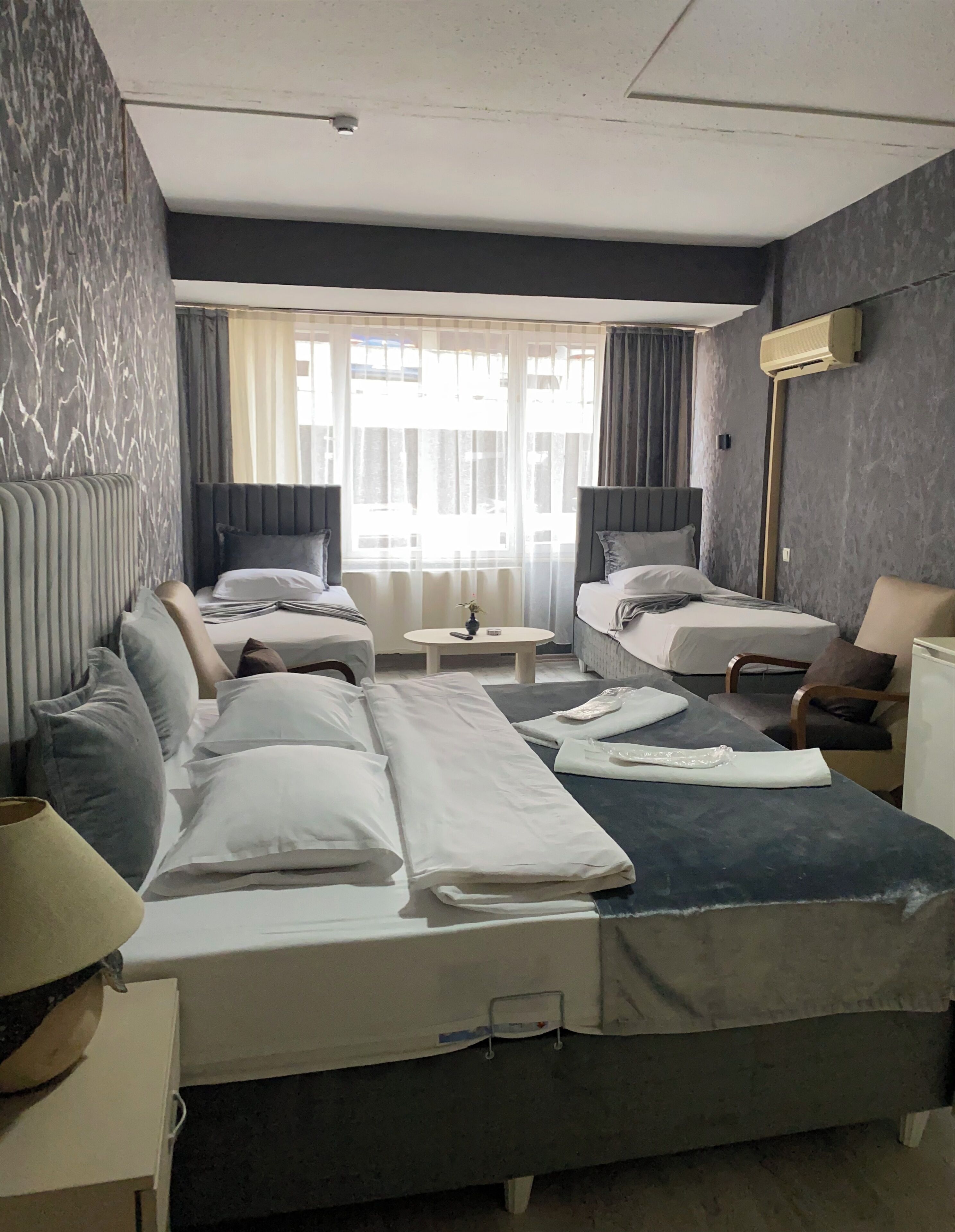 Frigobar, cofres nos quartos, escrivaninha