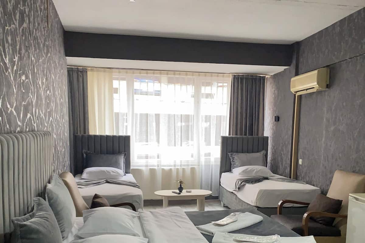 Frigobar, cofres nos quartos, escrivaninha