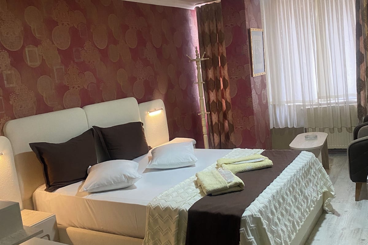 Quarto Individual Standard | Minibar, cofre no quarto, secretária, ferro/tábua de engomar