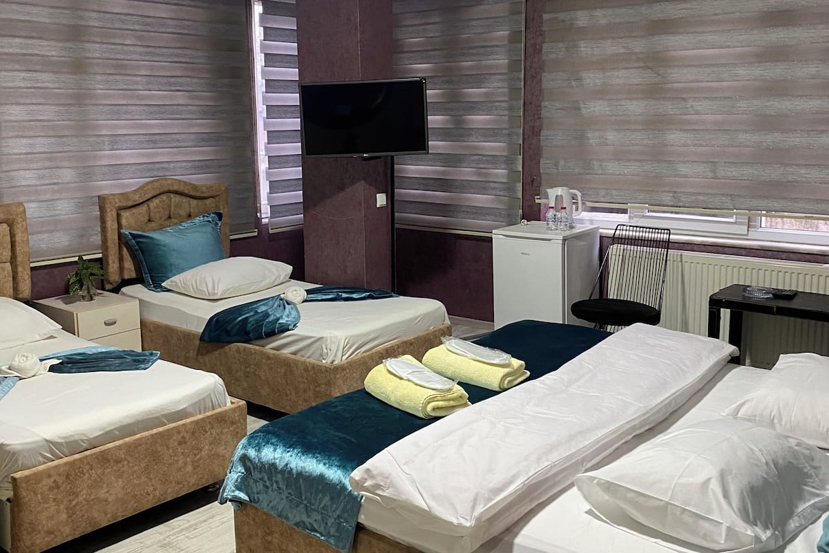 Minibar, cofre no quarto, secretária, ferro/tábua de engomar