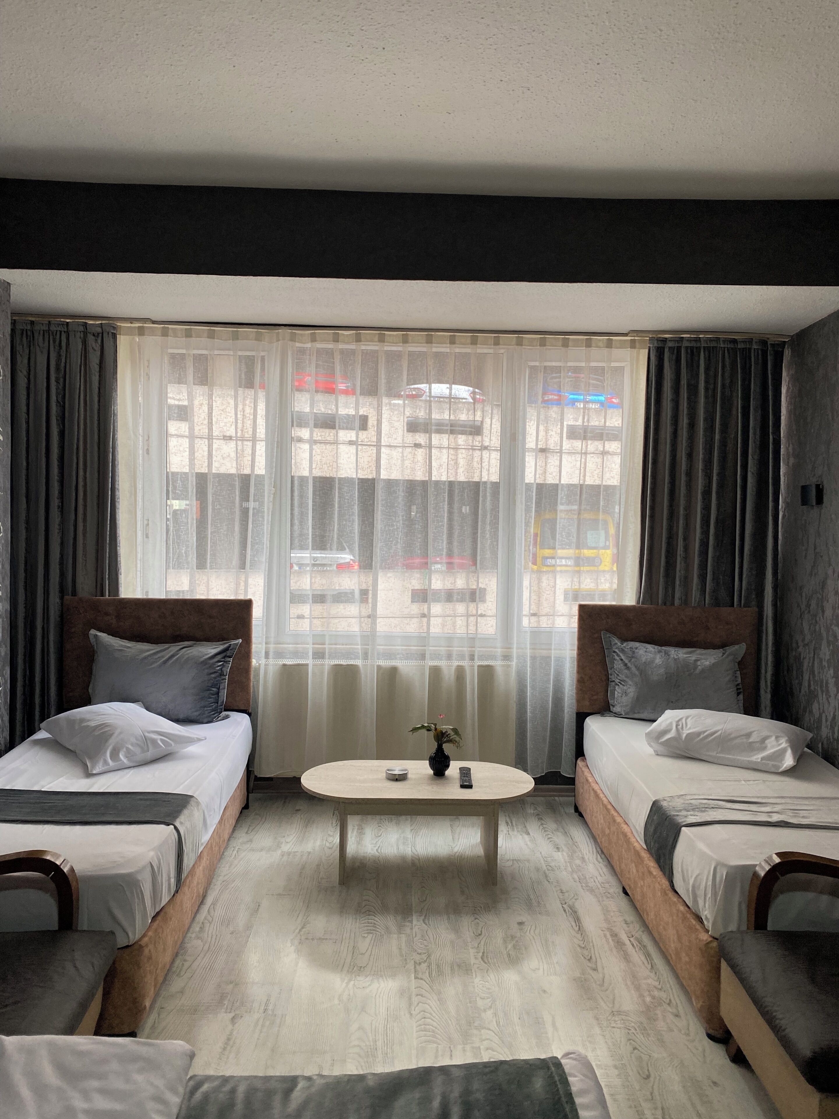 Minibar, cofre no quarto, secretária, ferro/tábua de engomar 