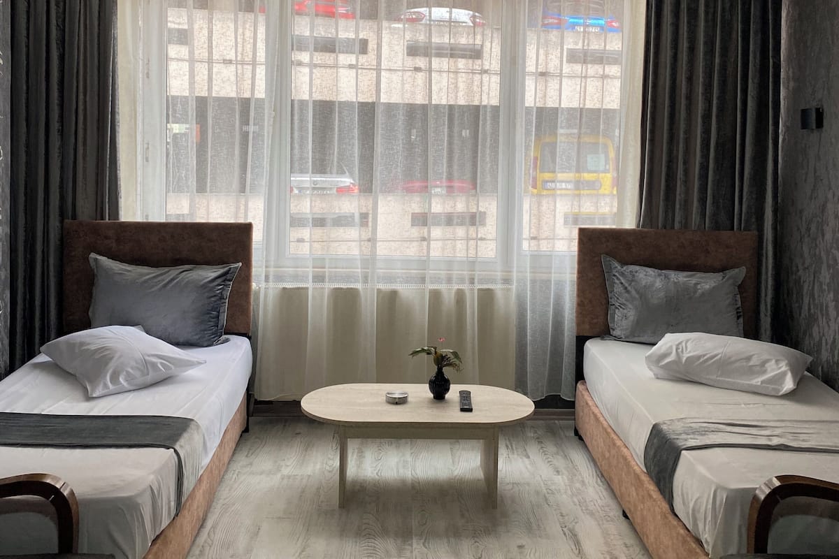 Minibar, cofre no quarto, secretária, ferro/tábua de engomar