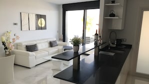 Apartamento, 2 quartos, vista para o mar | Sala de estar