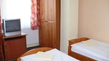 Quarto Twin Standard, vista para a montanha | Cofre no quarto, secretária, quartos insonorizados