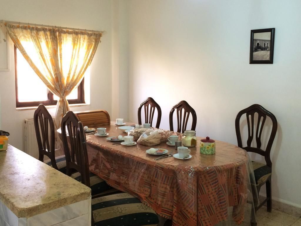 Café da manhã com pratos da culinária local grátis todos os dias