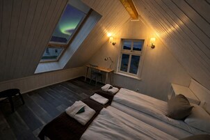 Cottage, 2 Bedrooms, River View, with Hot Tub and Sauna Access | Secretária, secretária adequada para computadores portáteis 