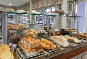 Café da manhã com buffet grátis todos os dias