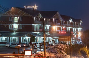 Fachada da propriedade à noite