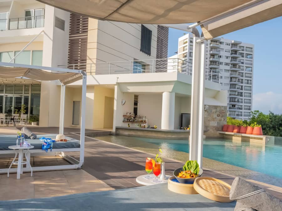 Piscina exterior, guarda-sóis, espreguiçadeiras