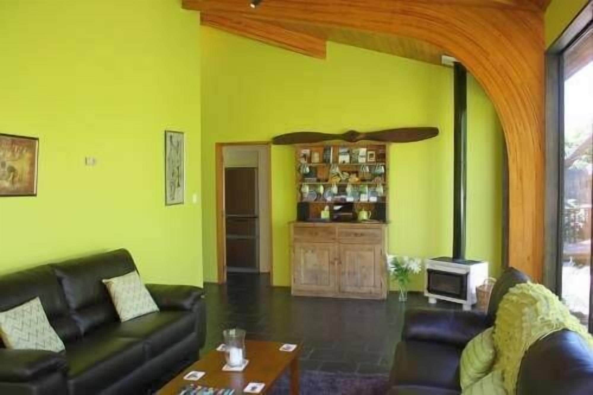 Apartamento, 2 quartos, acesso à piscina, no piso térreo (Aswell 2 Bedroom Apartment ) | Sala de estar | Lareira