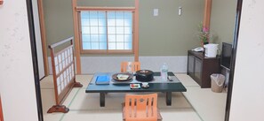 Quarto tradicional (Japanese Style, Deluxe) | Área de estar | TV de tela plana