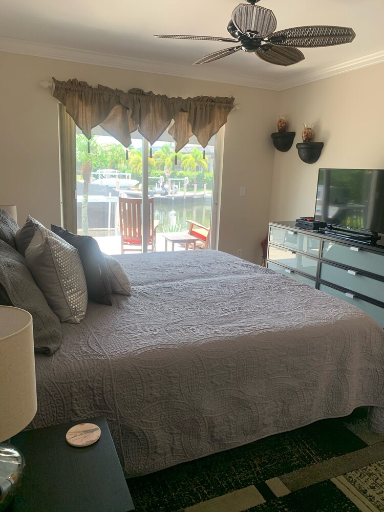 Breathtaking Water View Private Pool Smart Home - Marco Island, FL