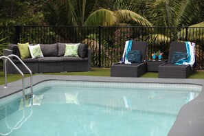 Piscina externa, guarda-sóis, espreguiçadeiras