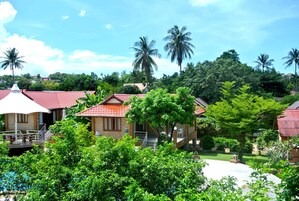 Piscina exterior, guarda-sóis 
