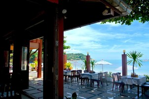 Pequenos-almoços, almoços, jantares servidos, cozinha internacional 