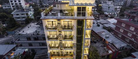 Fachada do alojamento (tarde/noite)