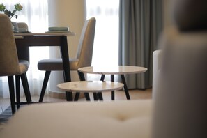 Apartamento Comfort (Access- 2flrs elevator & 2flrs stairs) | Sala de estar | TV de ecrã plano, lareira 