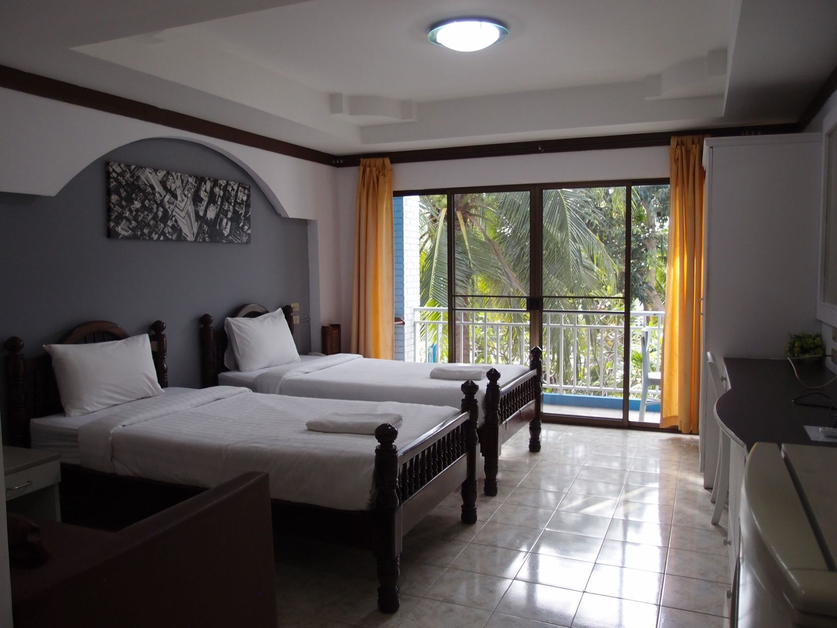 Roupas de cama premium, escrivaninha, Wi-Fi de cortesia, roupa de cama