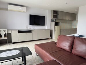 Deluxe Triple Room | Área de estar | TV de tela plana