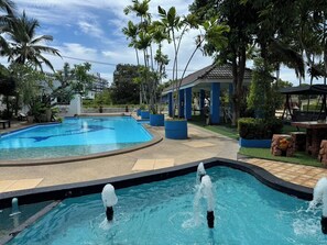 Piscina externa, funciona das 9h às 21h, espreguiçadeiras