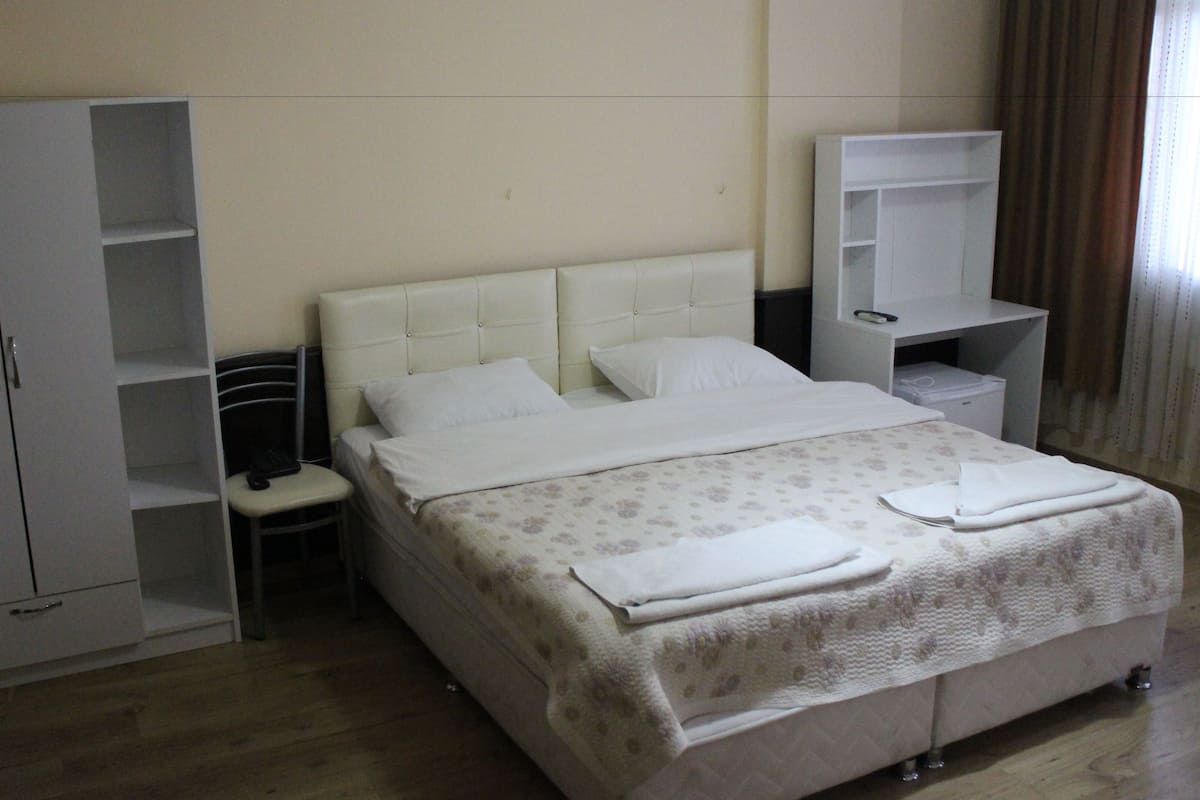 Quarto casal ou duplo standard | Área de estar | TV