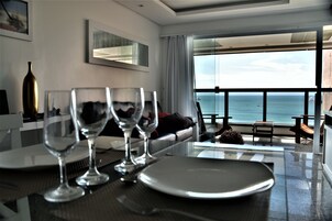 Suite Superior, 1 quarto, terraço, vista para o mar | Cozinha privada | Um frigorífico, um micro-ondas, um forno, uma placa de cozinha 
