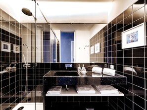 Quarto casal ou duplo superior | Banheiro | Chuveiro, produtos de toalete grátis, secador de cabelo 