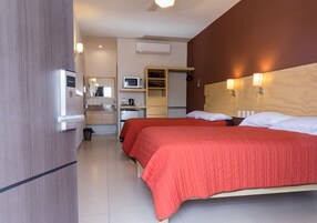 Quarto casal tradicional, 2 camas Queen | Roupas de cama antialérgicas, escrivaninha