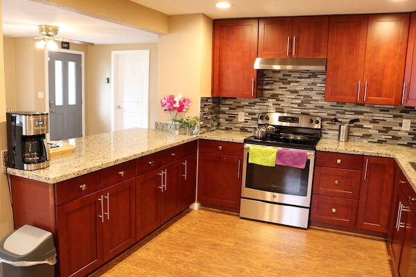 Cooktop, talheres/pratos/utensílios de cozinha