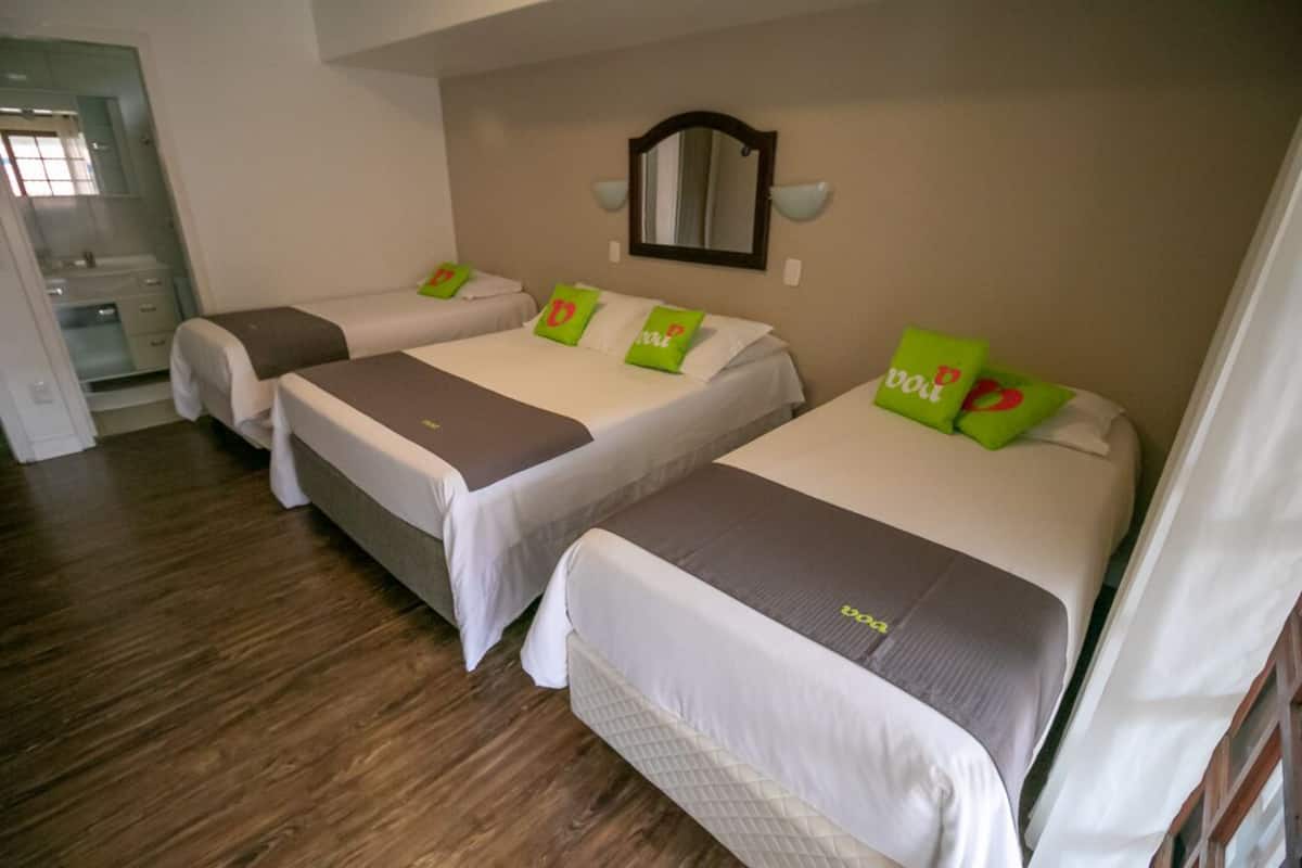 Quarto Quádruplo Deluxe | 1 quarto, minibar, Wi-fi grátis, roupa de cama fornecida
