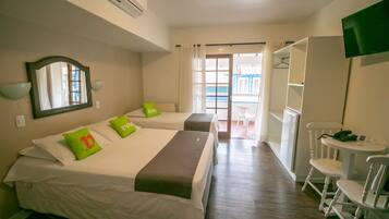 Quarto Quádruplo Deluxe | Minibar, Wi-fi grátis, roupa de cama fornecida