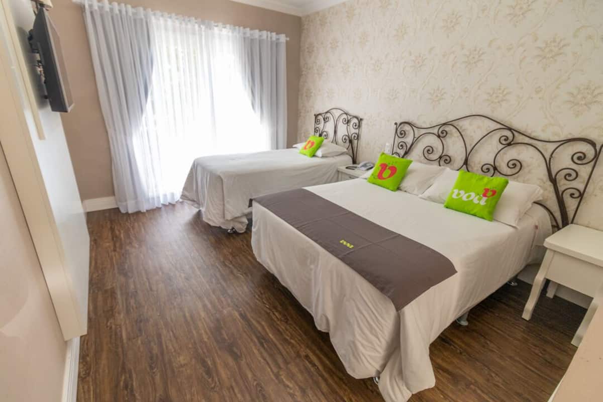Quarto Triplo Premier (Flores) | 1 quarto, minibar, Wi-fi grátis, roupa de cama fornecida