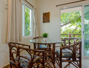 Estúdio, 1 cama King e sofá-cama | Opções para refeição no quarto