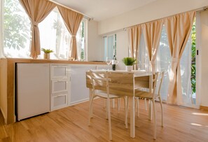 Estúdio superior, 1 cama King e sofá-cama | Opções para refeição no quarto