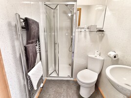 Escrivaninha, ferros/tábuas de passar roupa, Wi-Fi de cortesia