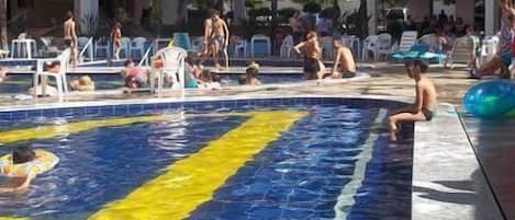 5 piscinas exteriores, guarda-sóis