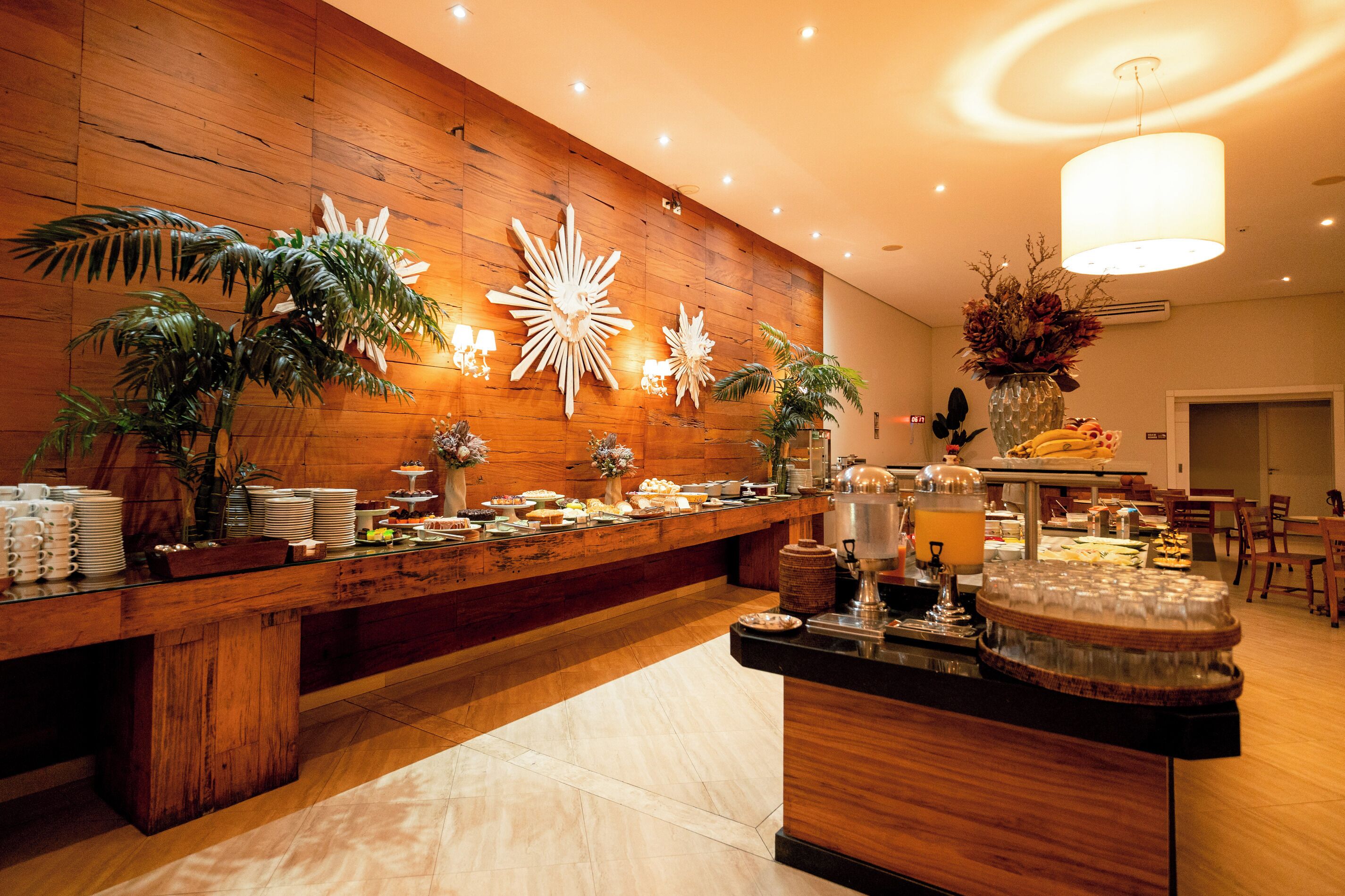 Pequeno-almoço tipo buffet incluído nos dias úteis 