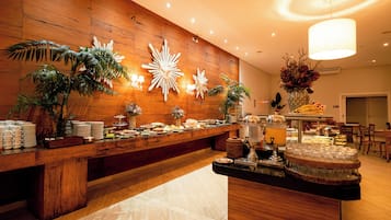 Pequeno-almoço tipo buffet incluído nos dias úteis