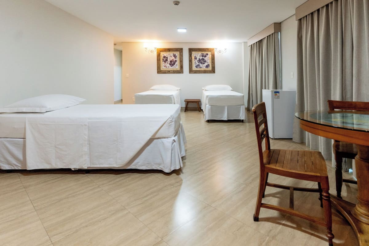 Quarto Familiar | Minibar, cofre no quarto, cortinas/cortinados opacos, Wi-fi grátis