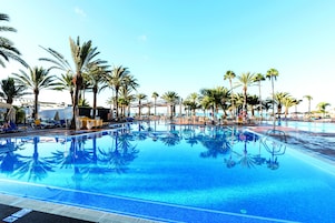 3 piscinas exteriores, da(s) 9:00 à(s) 18:00, guarda-sóis 