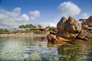Uma praia privada, praia de areia branca, espreguiçadeiras 