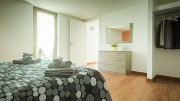 Apartamento superior, 2 quartos, terraço | 1 quarto, roupas de cama de algodão egípcio, roupas de cama premium