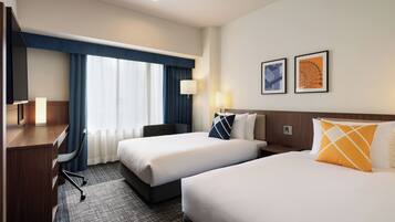 Quarto, 2 camas individuais | Cofre no quarto, secretária