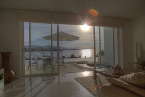 3-Bedroom Apartment with Sea View | Sala de estar | TV de ecrã plano