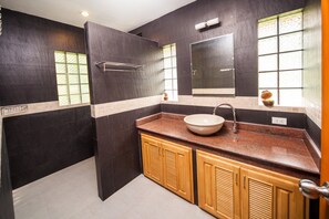 3 Bedroomed Villa Zanzibar - walk to beach | Casa de banho | Um polibã, toalhas fornecidas